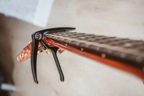 Cómo Usar El Capotraste en Guitarra - (Guía Completa)
